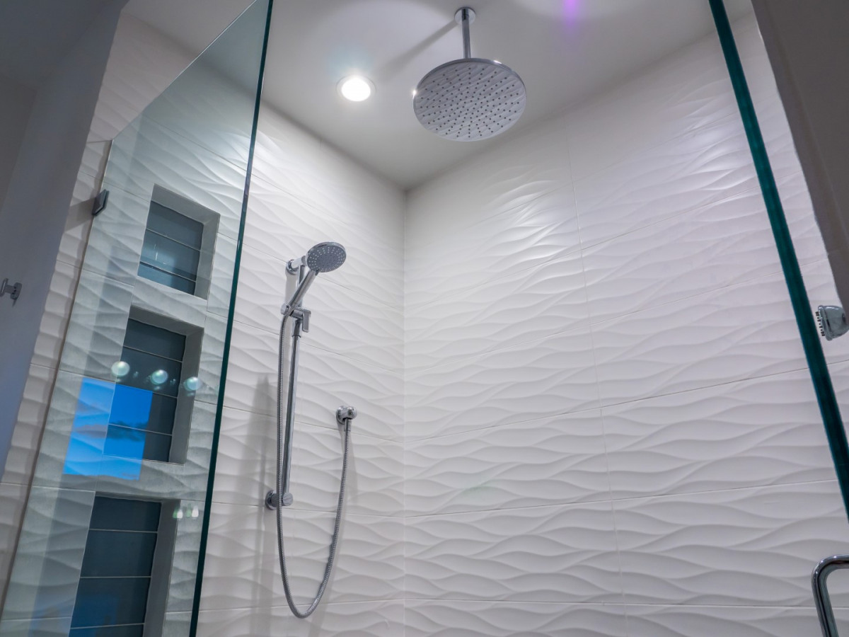 Bathroom shower wavy white tile - Rykon Construction